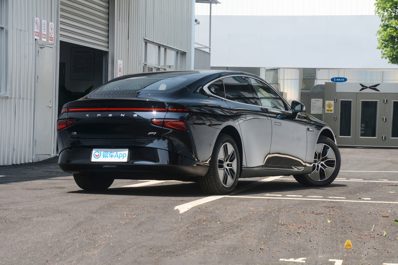 【小鹏P7P7i 702 后驱Pro侧后45度车头向右水平图片-汽车图片大全】-易车