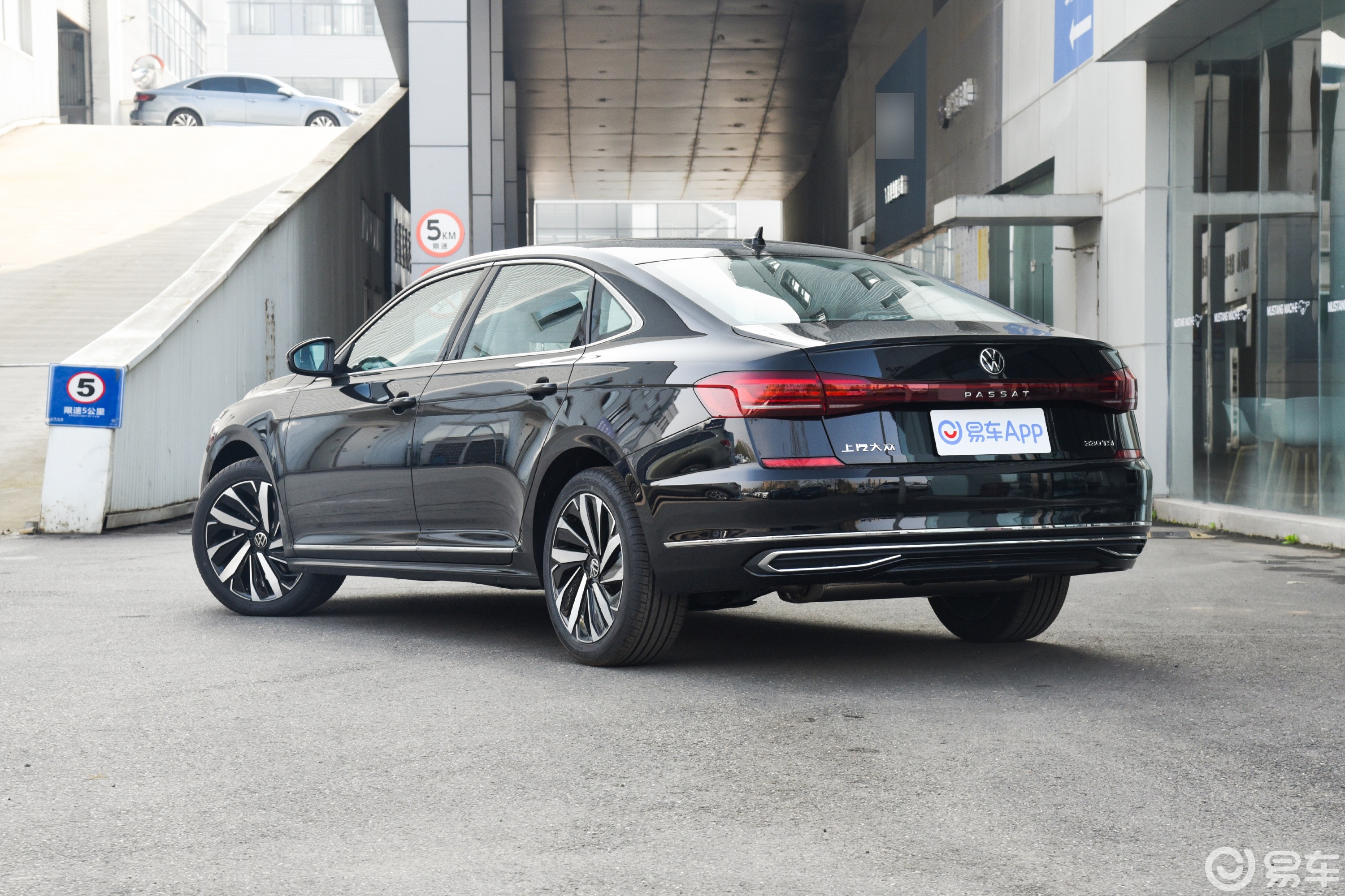 【帕萨特改款 330TSI 精英版侧后45度车头向左水平图片-汽车图片大全】-易车