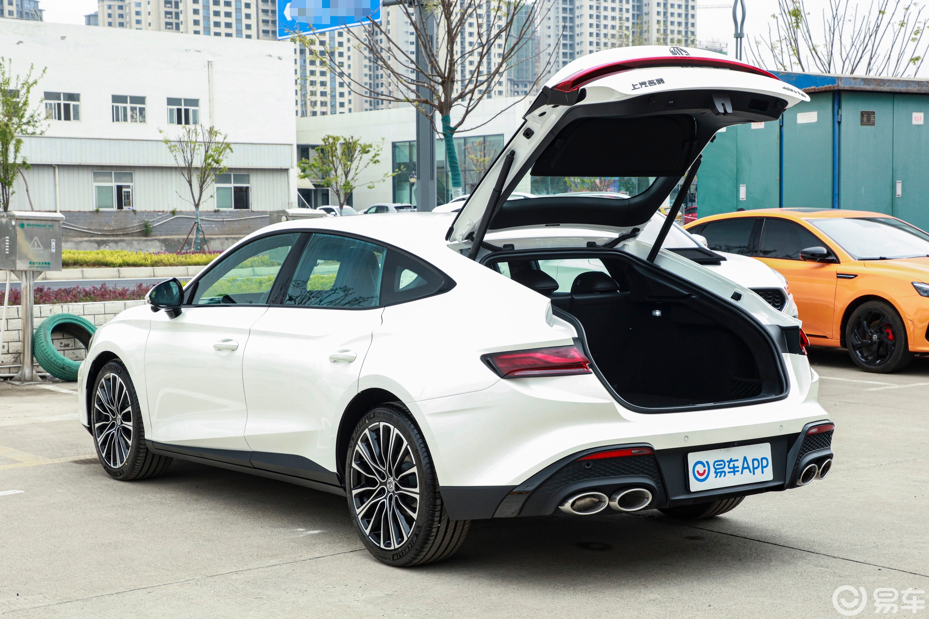 【MG72.0T 自动猎美尊享版后备厢开启45度侧拍图片-汽车图片大全】-易车