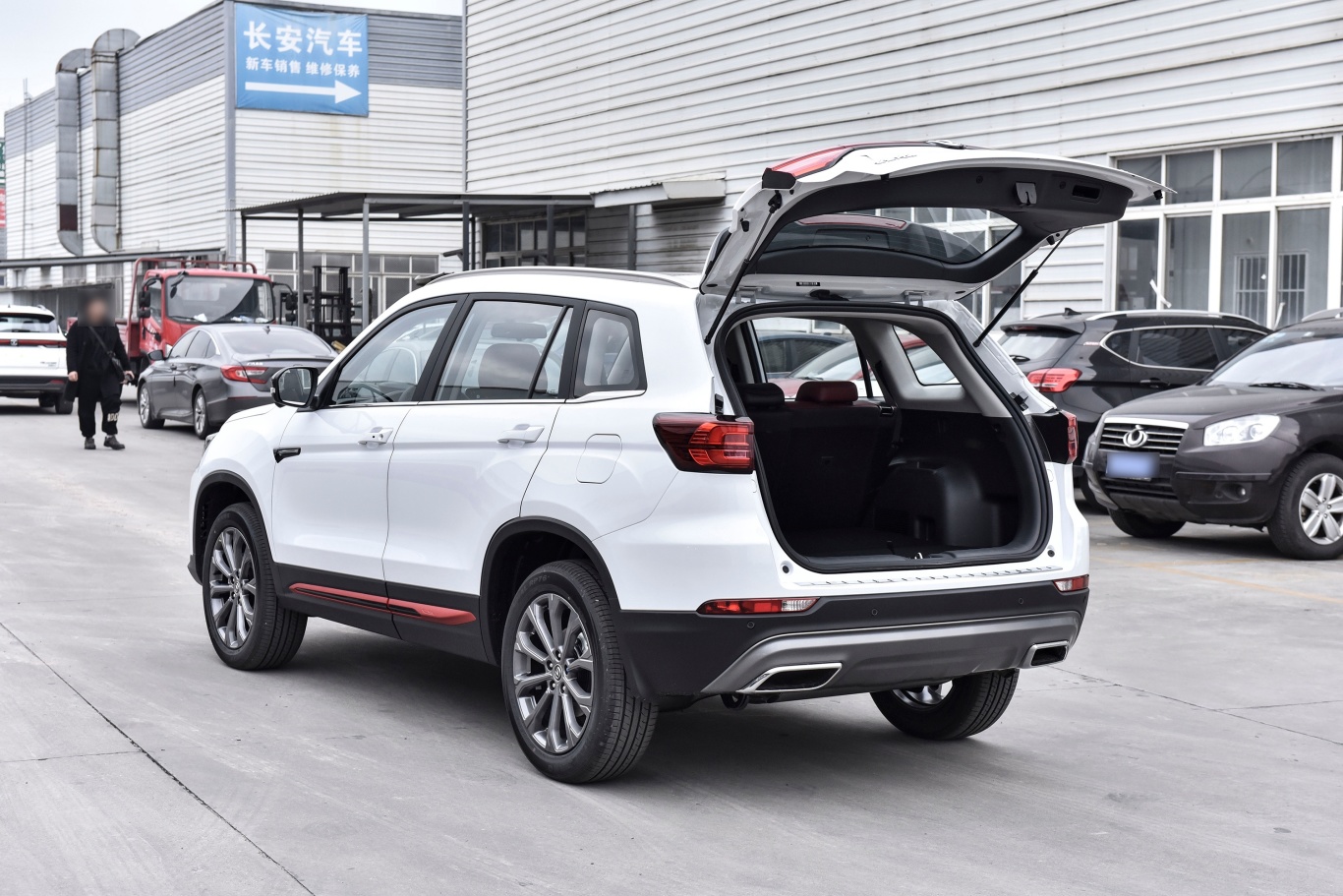 【长安CS75畅享版 1.5T 双离合尊贵版后备厢开启45度侧拍图片-汽车图片大全】-易车