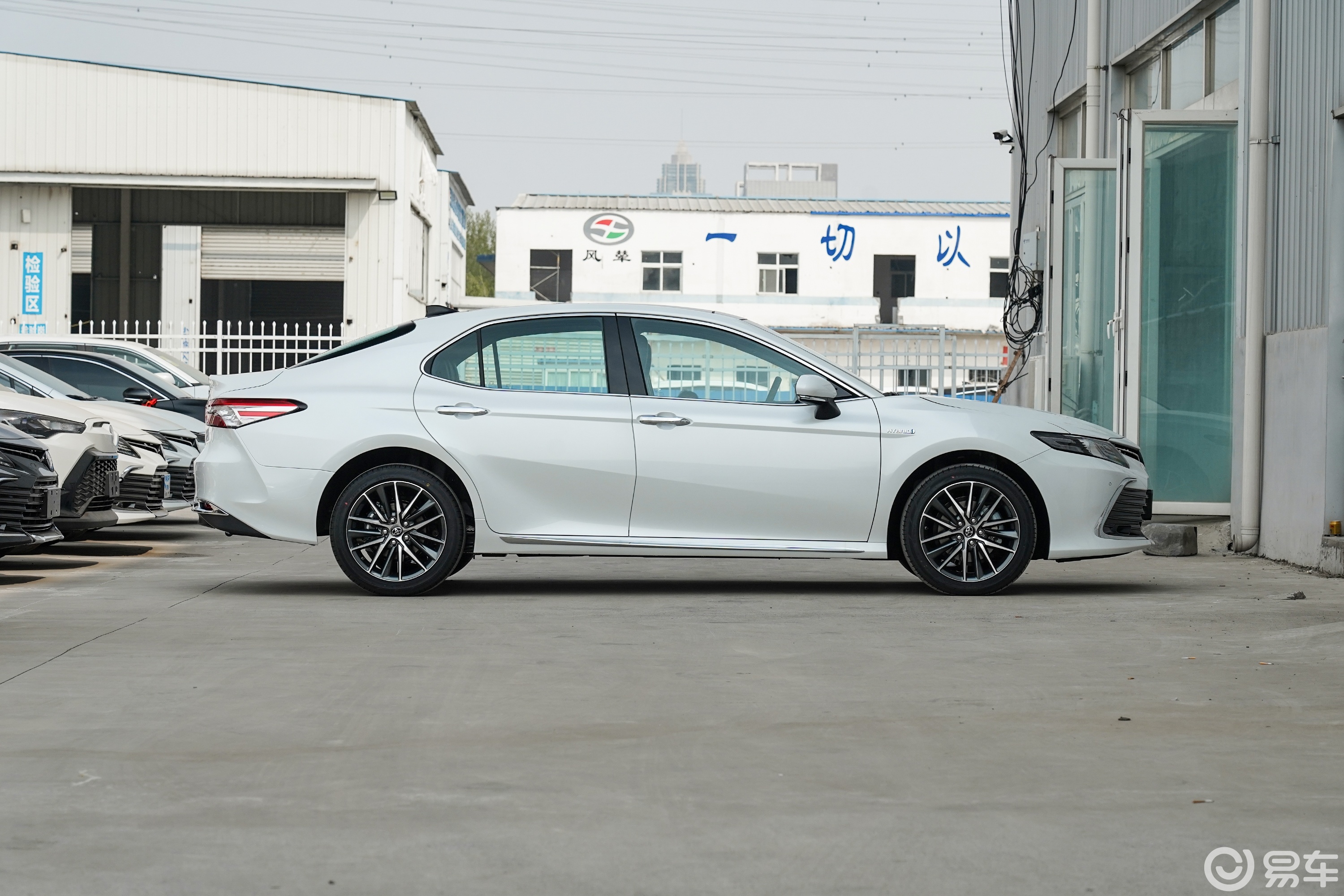 【凯美瑞双擎 2.5HG 豪华版正侧车头向右水平图片-汽车图片大全】-易车