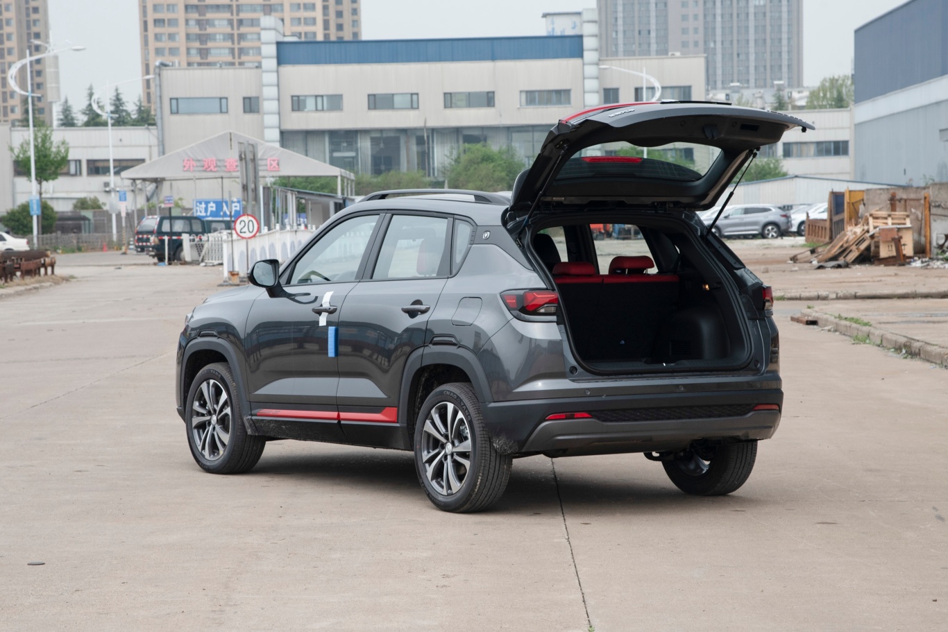 【长安CS35PLUS畅享版 蓝鲸NE 1.4T 豪华型后备厢开启45度侧拍图片-汽车图片大全】-易车