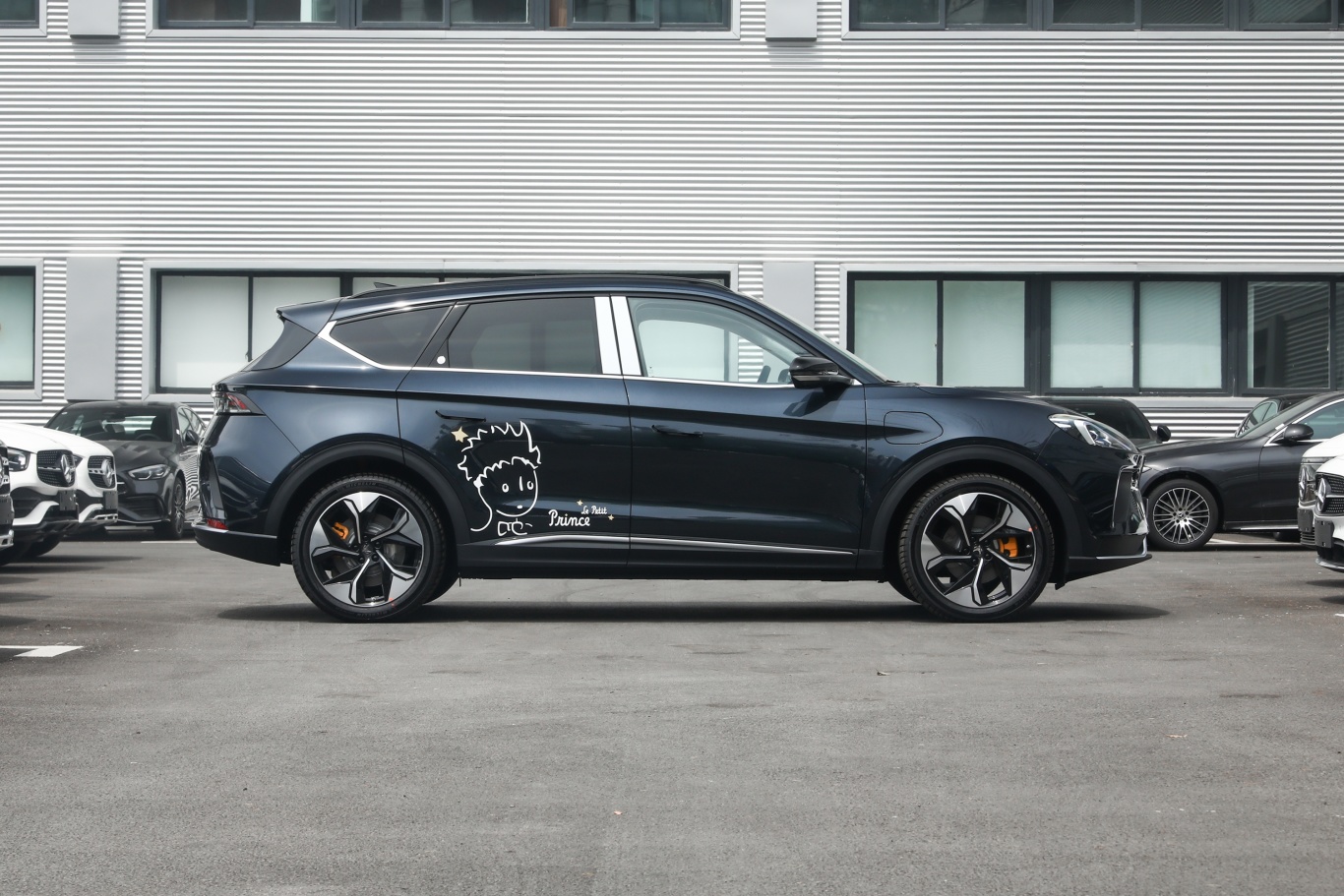 【极狐 阿尔法T653S+ 小王子联名版 电机160kW正侧车头向右水平图片-汽车图片大全】-易车