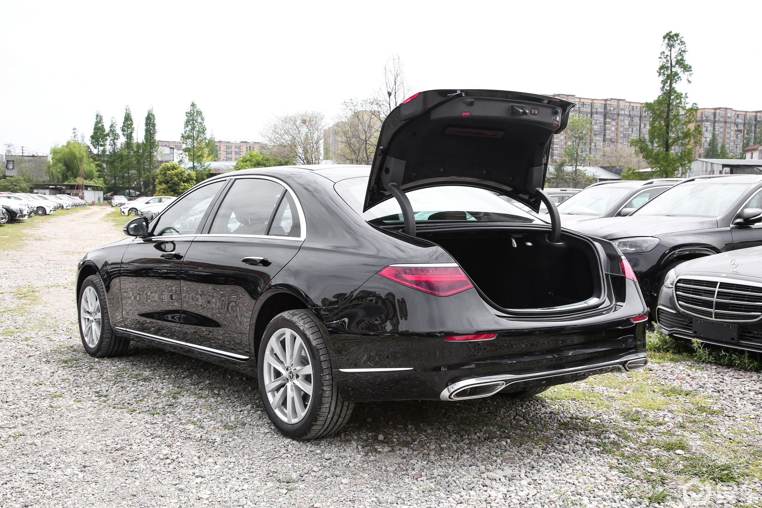 【奔驰S级改款 S 400 L 商务型后备厢开启45度侧拍图片-汽车图片大全】-易车