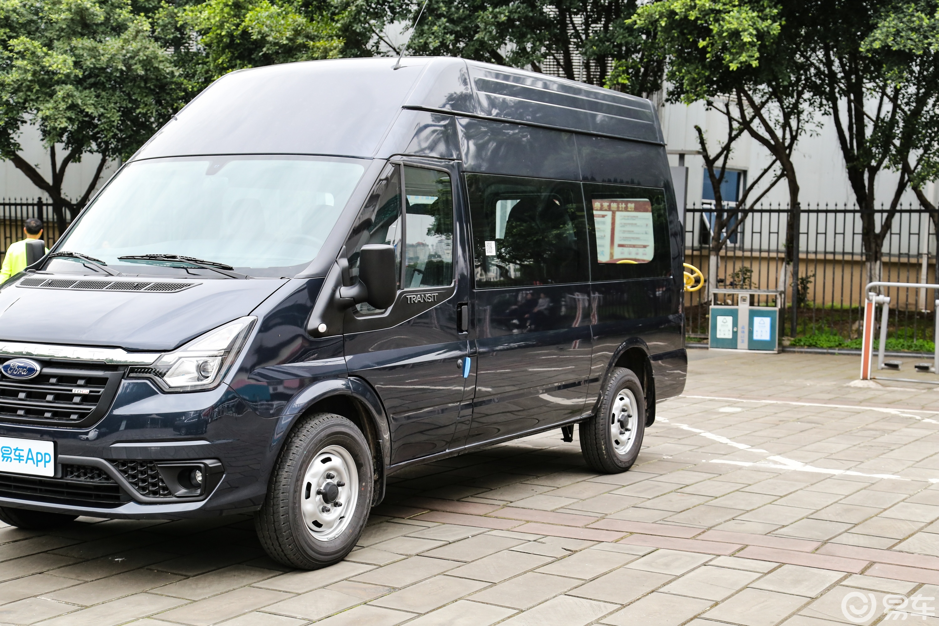 【新世代全顺Pro 2.2T AMT中轴高顶物流车 7座外观细节图片-汽车图片大全】-易车