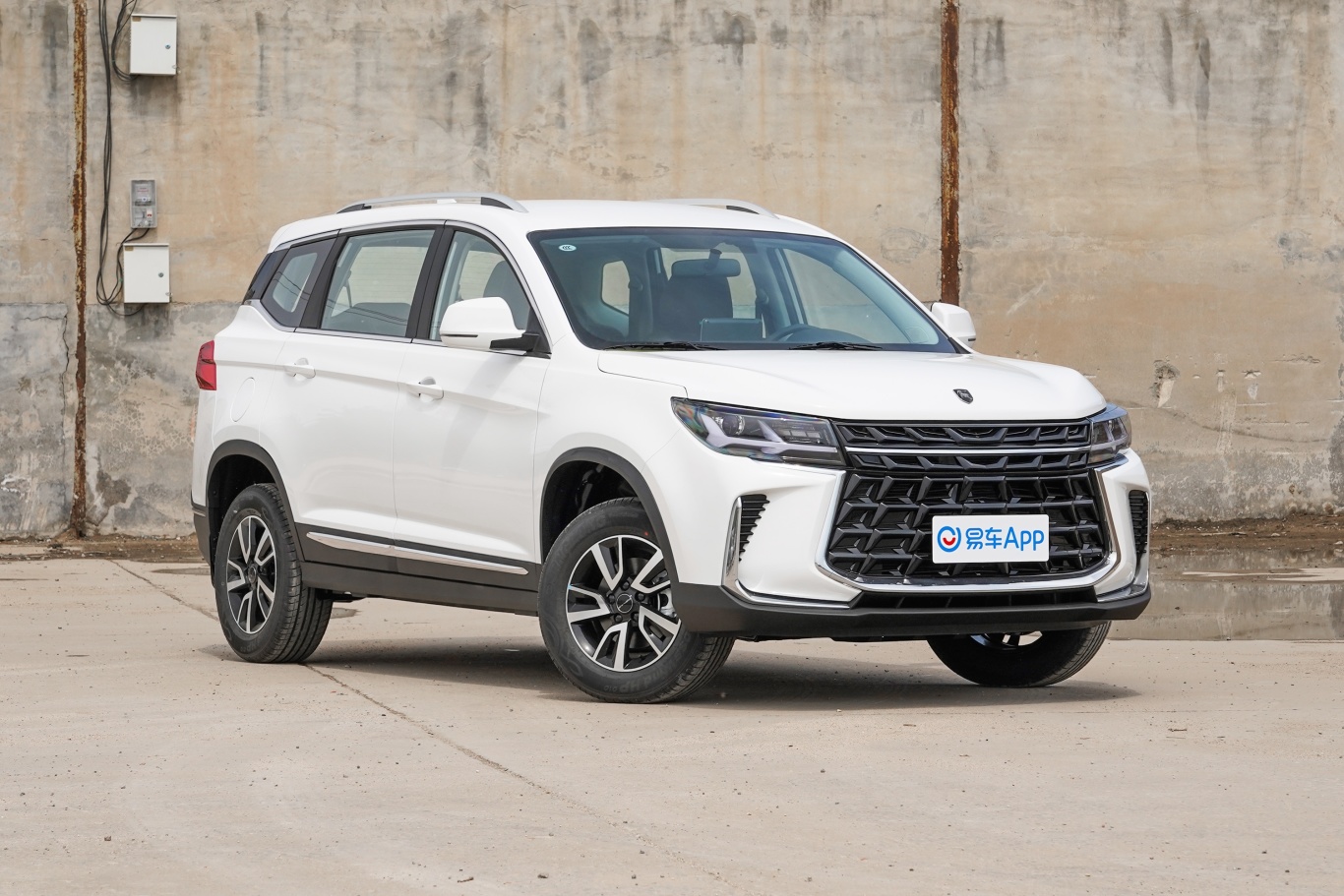 【风行T5盛世款 1.6L 手动筑梦版 5座侧前45度车头向右水平图片-汽车图片大全】-易车