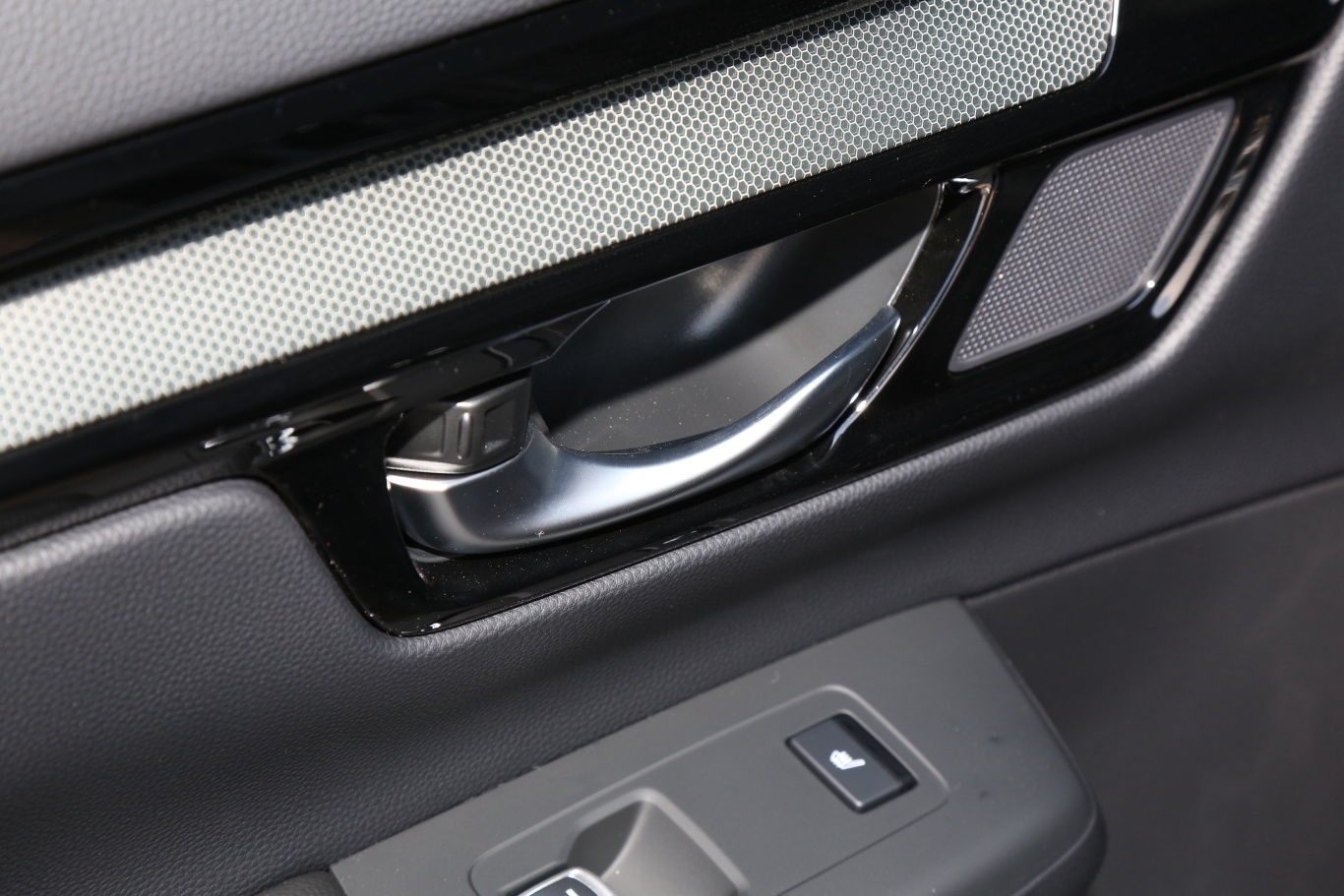 【本田CR-V e:PHEV2.0L 73km 领越版后排功能图片-汽车图片大全】-易车