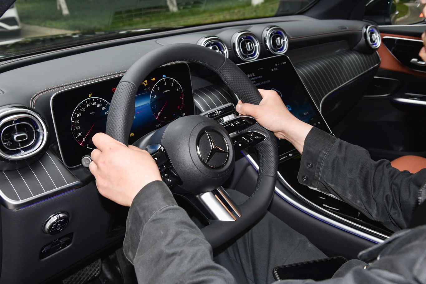 【奔驰GLCGLC 260 L 4MATIC 豪华型 5座内饰图片-汽车图片大全】-易车