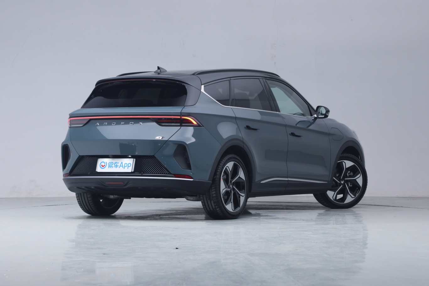 【极狐 阿尔法T森林版 688E+ 电机160kW侧后45度车头向右水平图片-汽车图片大全】-易车