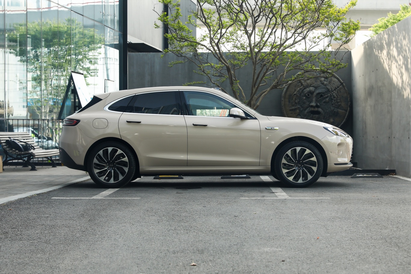 【问界M5增程版 230km 四驱智驾版正侧车头向右水平图片-汽车图片大全】-易车