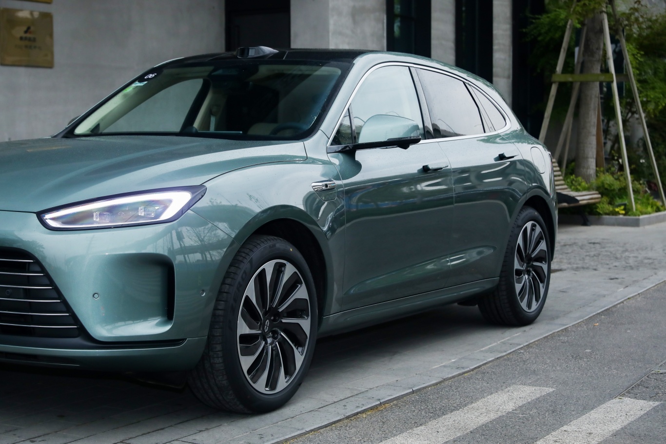 【问界M5增程版 230km 四驱智驾版外观细节图片-汽车图片大全】-易车