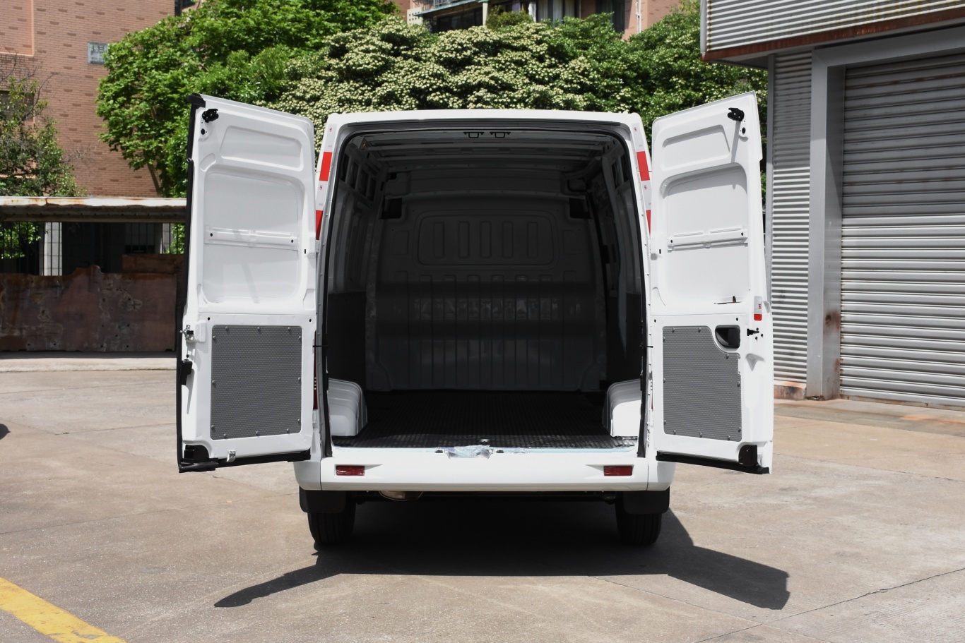 【新途V80城配王 2.0T AMT长轴中顶 3座空间图片-汽车图片大全】-易车