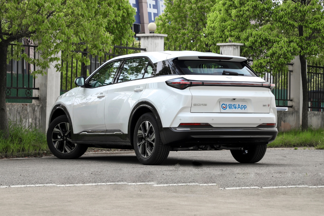 【哪吒U哪吒U-Ⅱ 501km U秀版 磷酸铁锂侧后45度车头向左水平图片-汽车图片大全】-易车