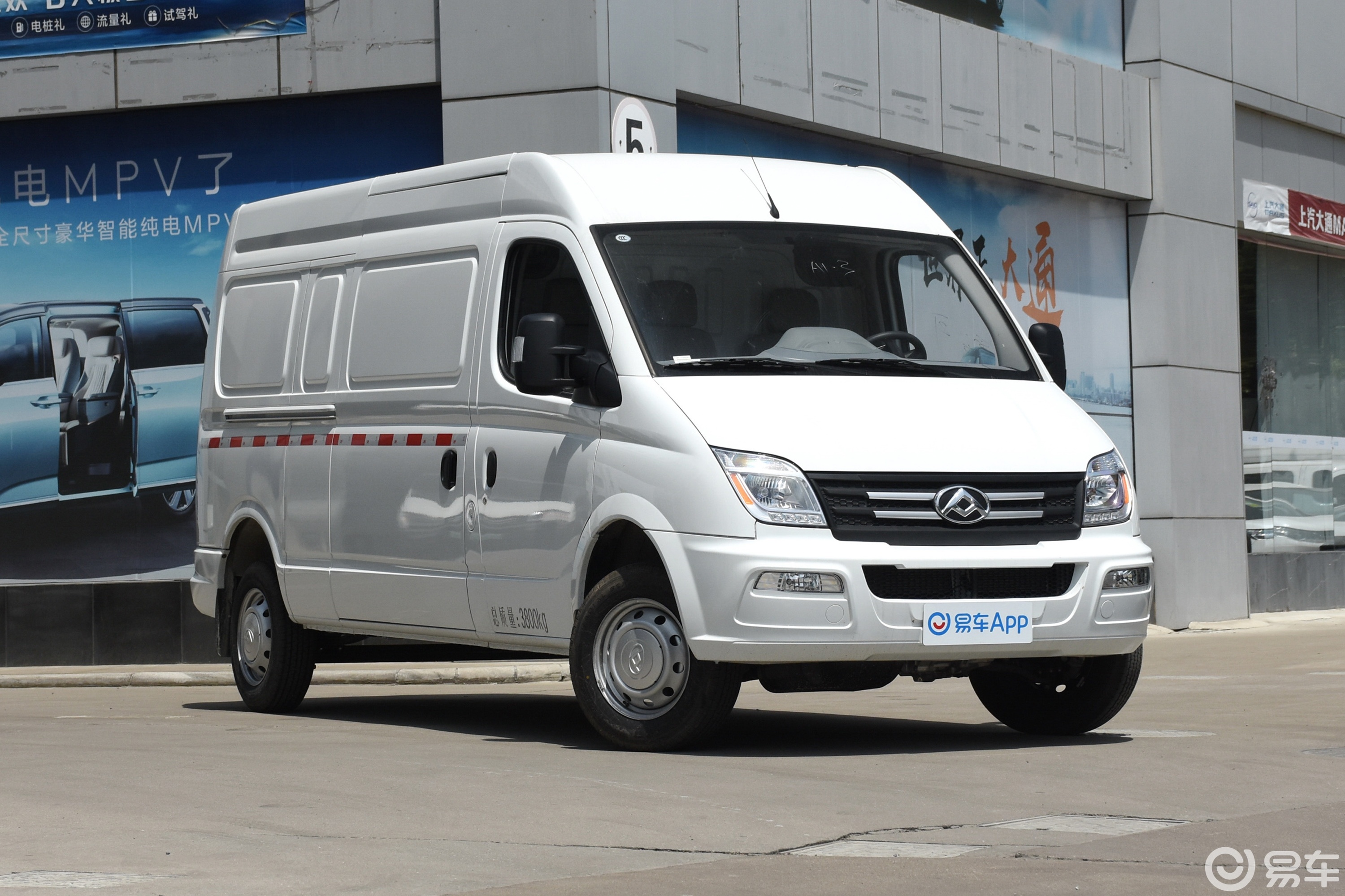 【上汽大通MAXUS 新途V80城配王 2.0T 手动长轴中顶 3座侧前45度车头向右水平图片-汽车图片大全】-易车