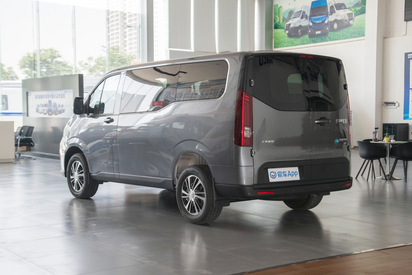 【依维柯聚星2.0T 短轴低顶单胎客货车 93kW 5-9座侧后45度车头向左水平图片-汽车图片大全】-易车