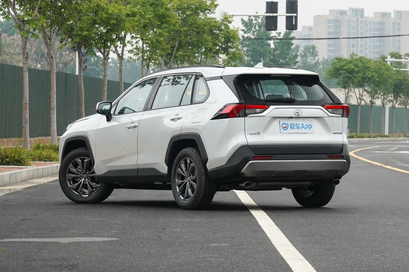 【RAV4荣放2.0L 两驱风尚PLUS版侧后45度车头向左水平图片-汽车图片大全】-易车