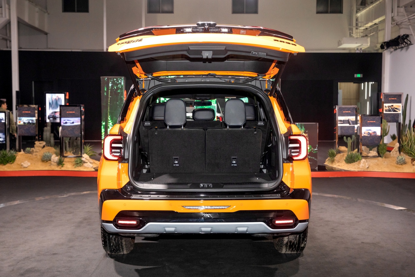 【探险者EcoBoost 285 四驱昆仑巅峰版 7座后备厢图片-汽车图片大全】-易车