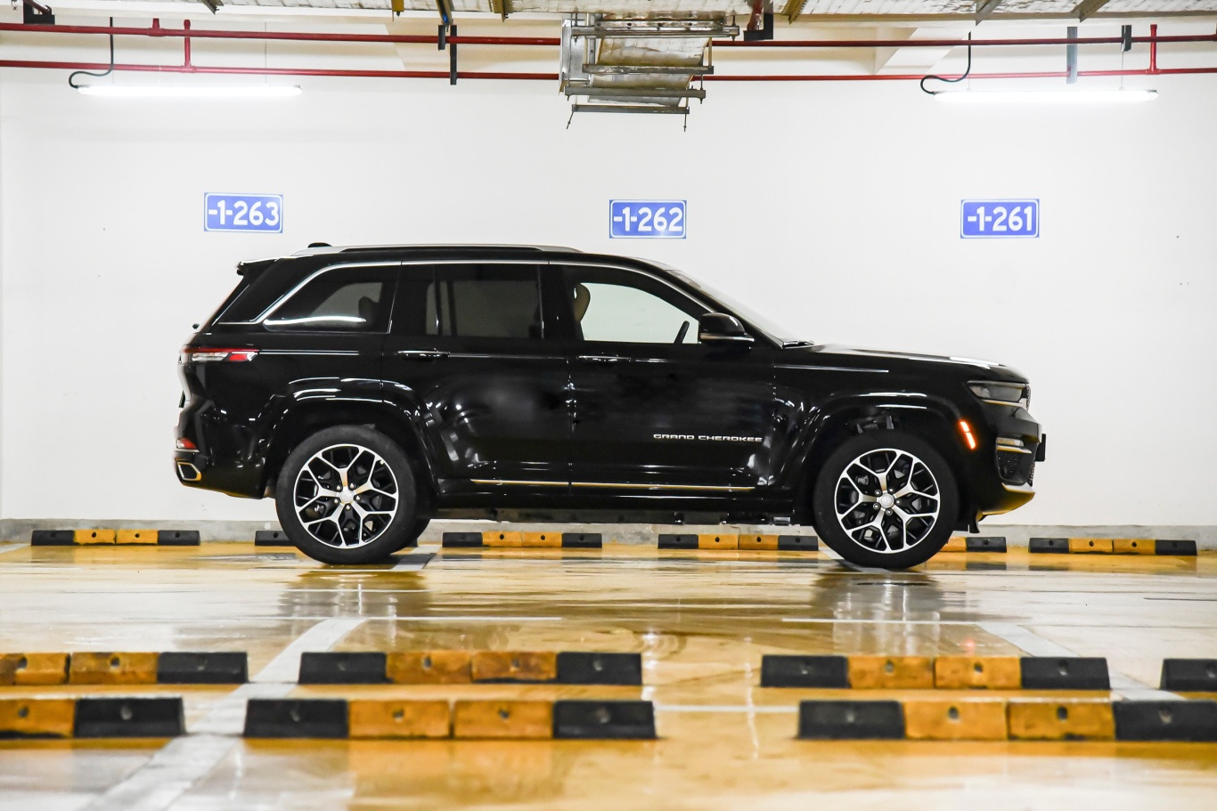 【大切诺基4xe2.0T 47km 巅峰版正侧车头向右水平图片-汽车图片大全】-易车