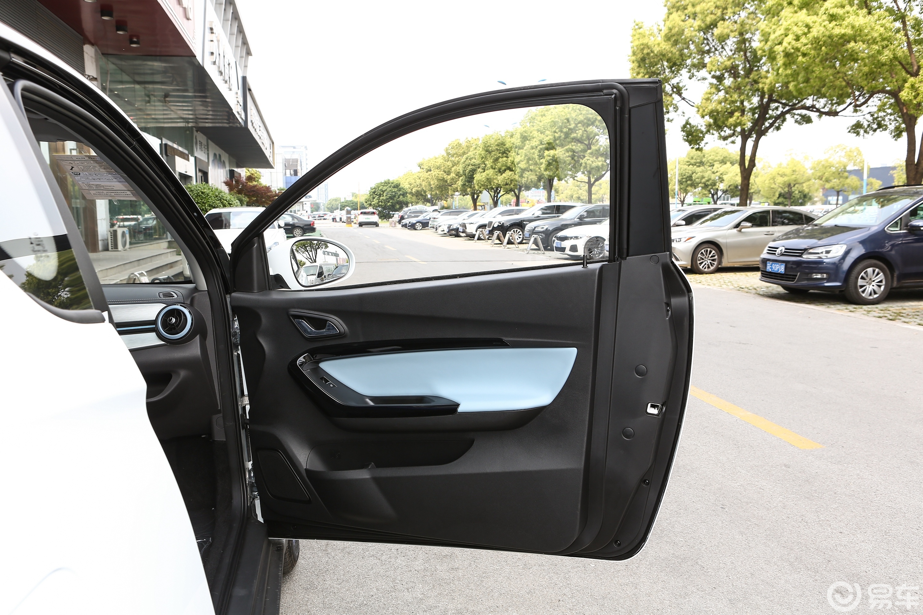 【小蚂蚁改款 251km 热爱版 磷酸铁锂副驾驶员车门图片-汽车图片大全】-易车