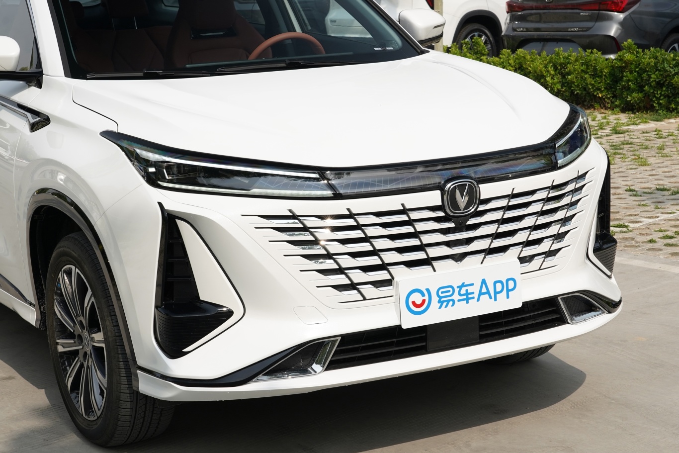 【长安CS75PLUS第三代 1.5T 领航型前格栅侧俯拍图片-汽车图片大全】-易车