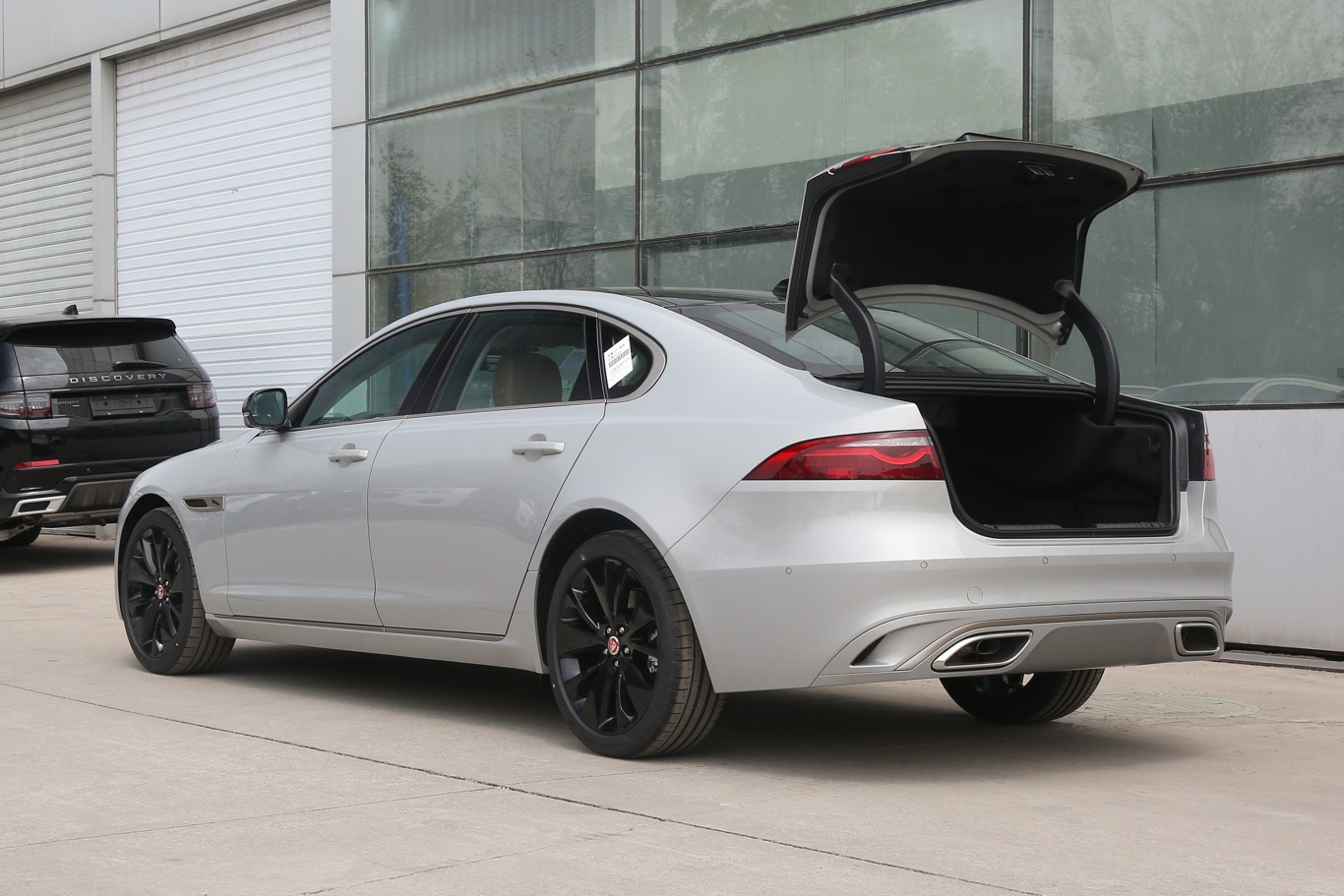 【捷豹XFL鎏金版 2.0T P250 两驱尊享豪华版后备厢开启45度侧拍图片-汽车图片大全】-易车