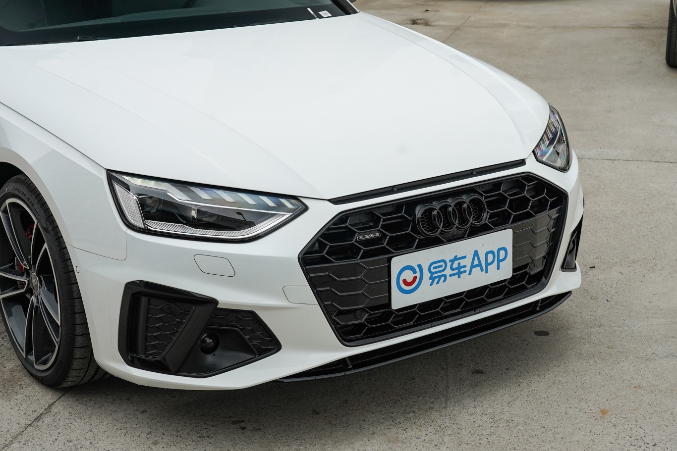 【奥迪A4L45 TFSI quattro 臻选动感型前格栅侧俯拍图片-汽车图片大全】-易车