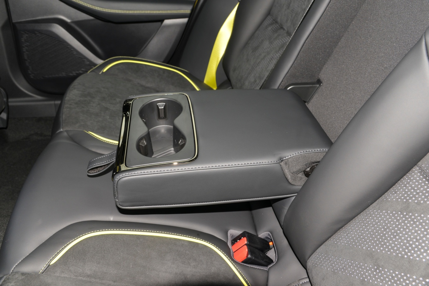 【领克0303+ 2.0T 自动四驱驭风版 5座后排中央扶手图片-汽车图片大全】-易车