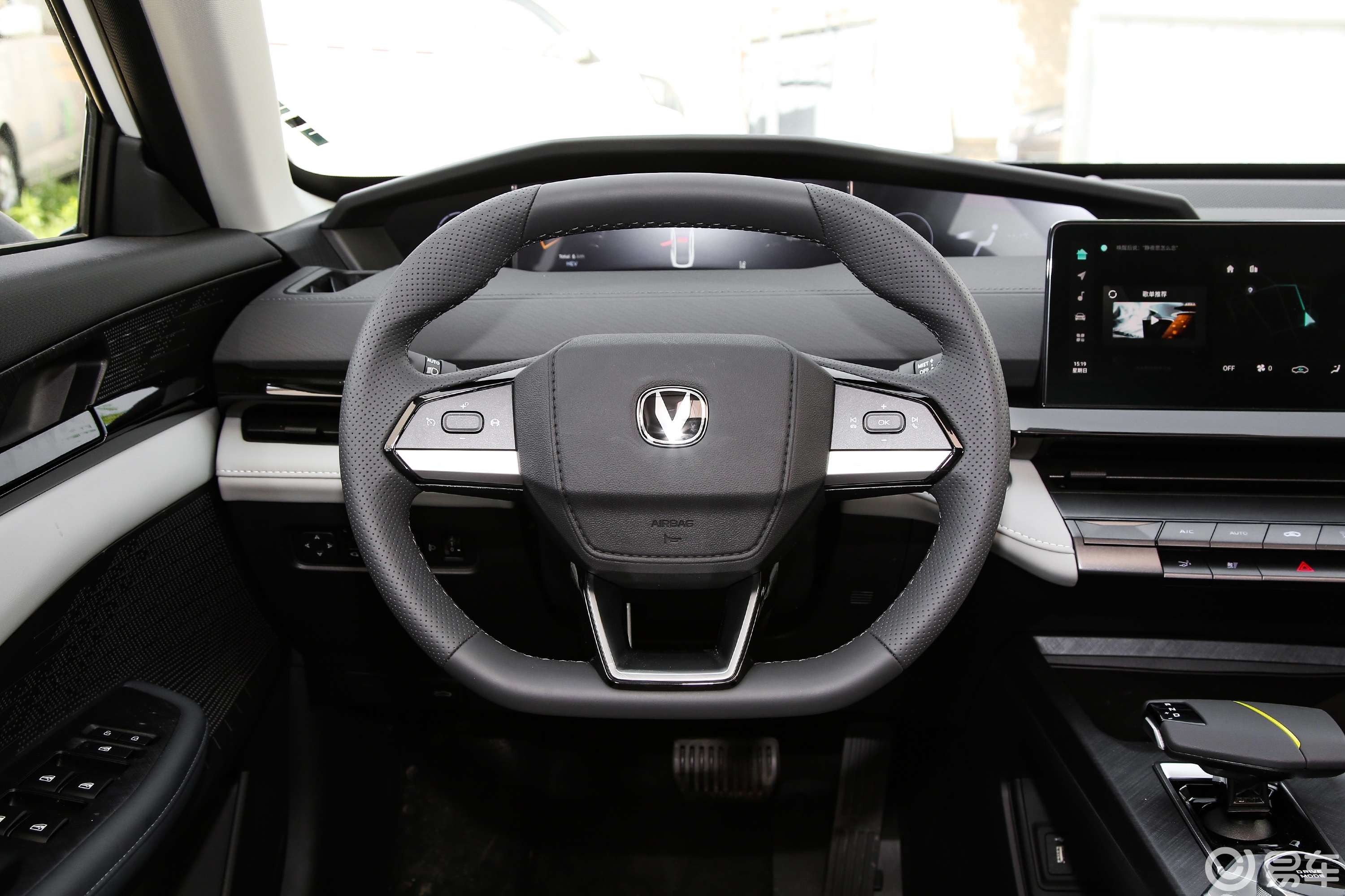 【长安UNI-V 智电iDD1.5T 113km 智趣型(飞快版)方向盘图片-汽车图片大全】-易车