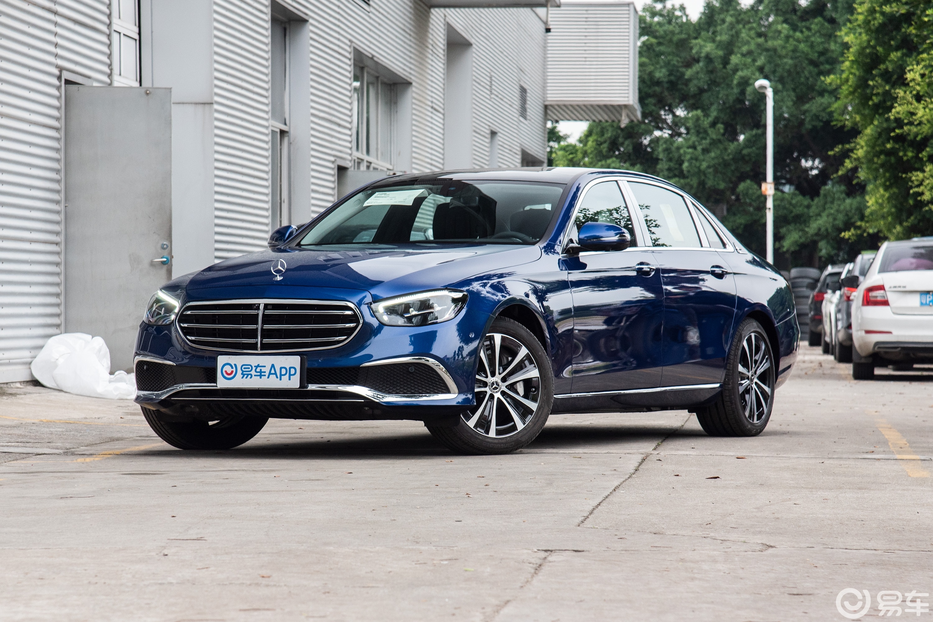 【奔驰E级 插电混动E 350 e L 插电式混合动力运动轿车侧前45度车头向左水平图片-汽车图片大全】-易车