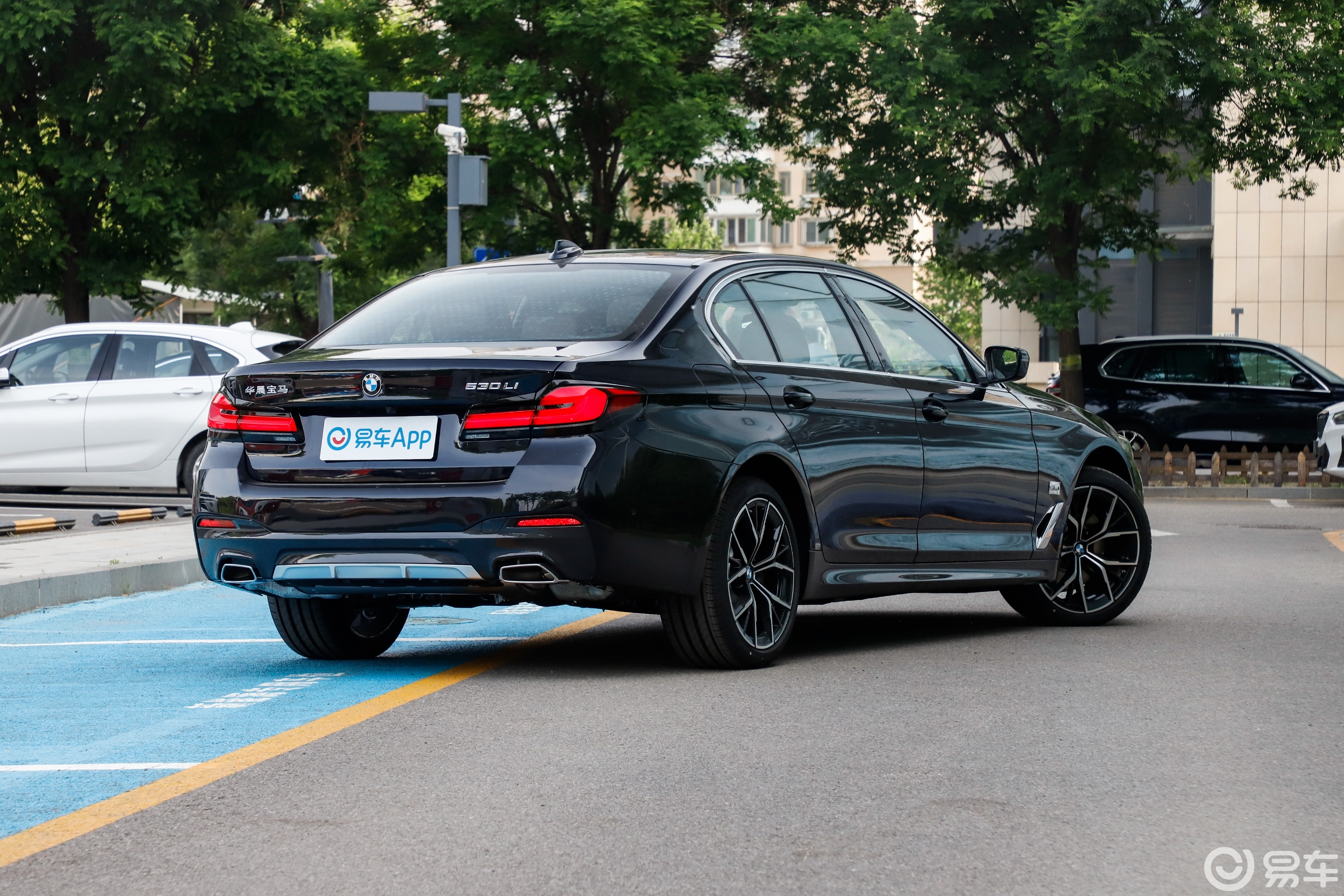 【宝马5系530Li 行政型 M运动套装侧后45度车头向右水平图片-汽车图片大全】-易车