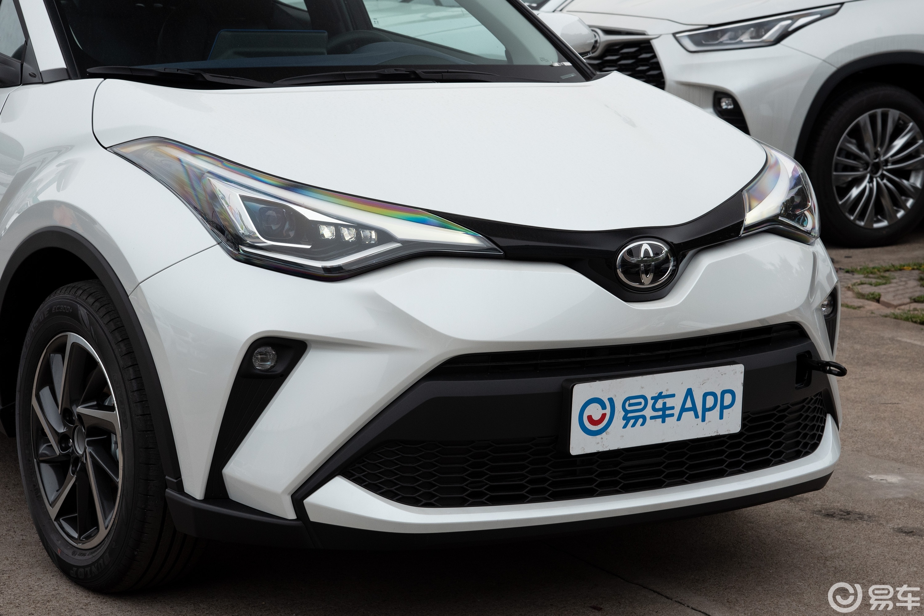 【丰田C-HR2.0L 豪华版前格栅侧俯拍图片-汽车图片大全】-易车
