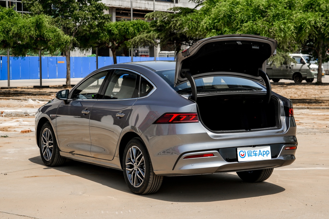 【秦PLUS新能源EV 冠军版 510km 领先型后备厢开启45度侧拍图片-汽车图片大全】-易车