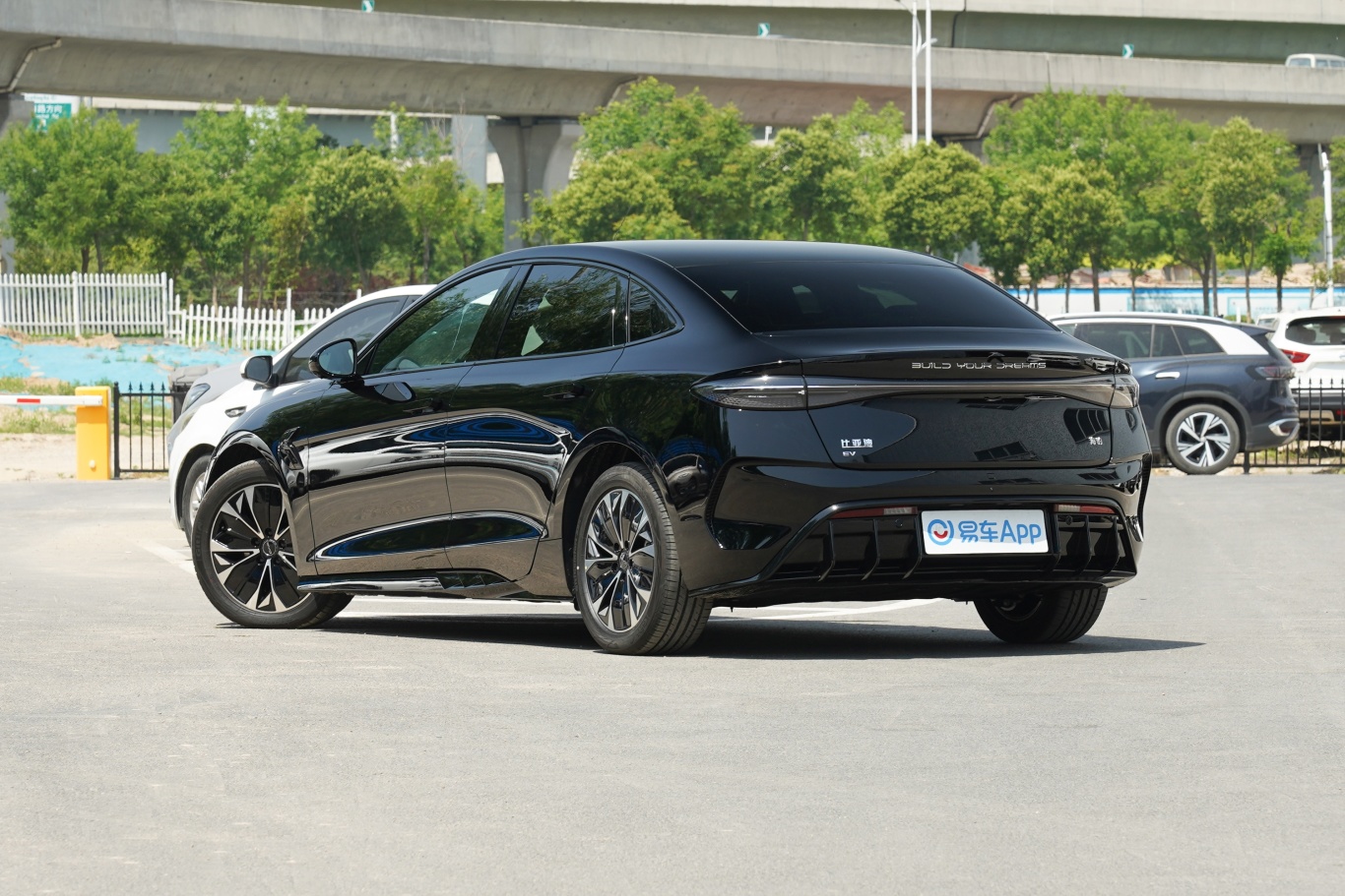 【海豹EV 冠军版 550km 后驱尊贵型侧后45度车头向左水平图片-汽车图片大全】-易车