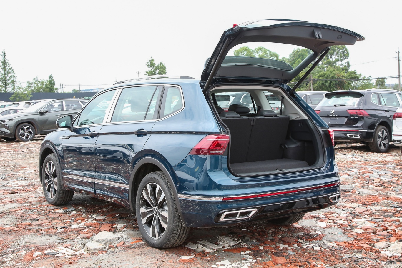 【途观L改款 380TSI 四驱R-Line旗舰版 7座后备厢开启45度侧拍图片-汽车图片大全】-易车