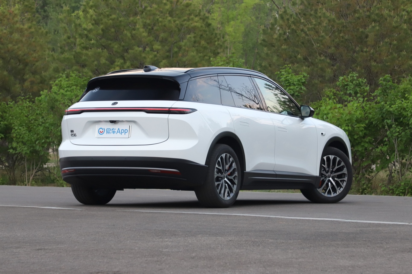 【蔚来ES6490km 75kWh侧后45度车头向右水平图片-汽车图片大全】-易车