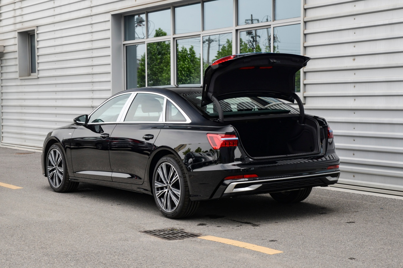 【奥迪A6L改款 45 TFSI quattro 尊享动感型后备厢开启45度侧拍图片-汽车图片大全】-易车