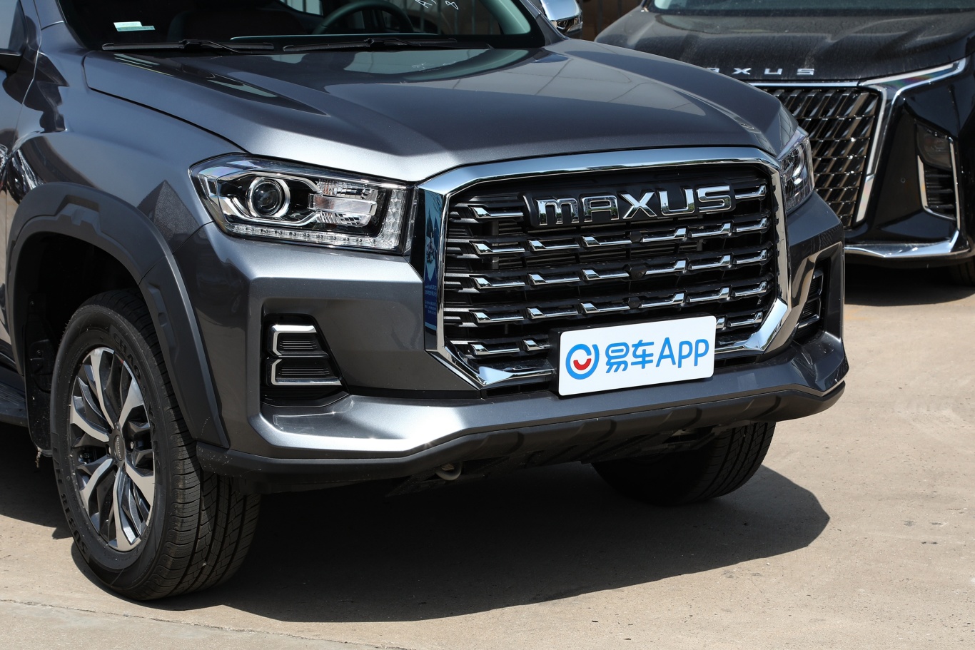 【上汽大通MAXUS 星际R2.0T 自动两驱长箱豪华版 柴油前格栅侧俯拍图片-汽车图片大全】-易车