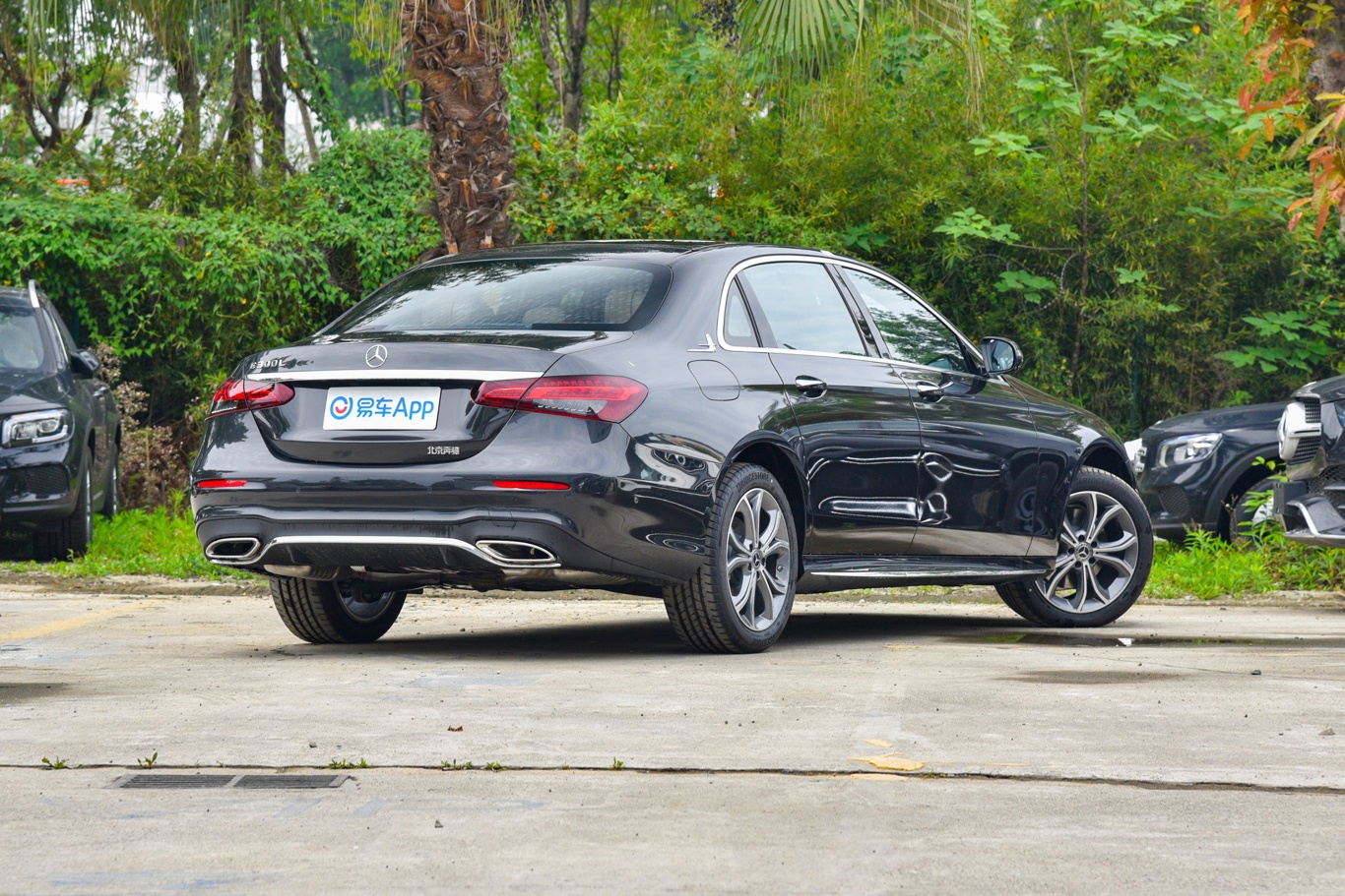 【奔驰E级改款 E 300 L 运动豪华型侧后45度车头向右水平图片-汽车图片大全】-易车