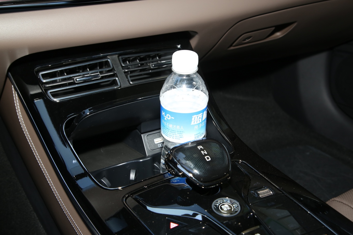 【汉DM-i 冠军版 1.5T 121km 前驱尊荣型前排杯架图片-汽车图片大全】-易车