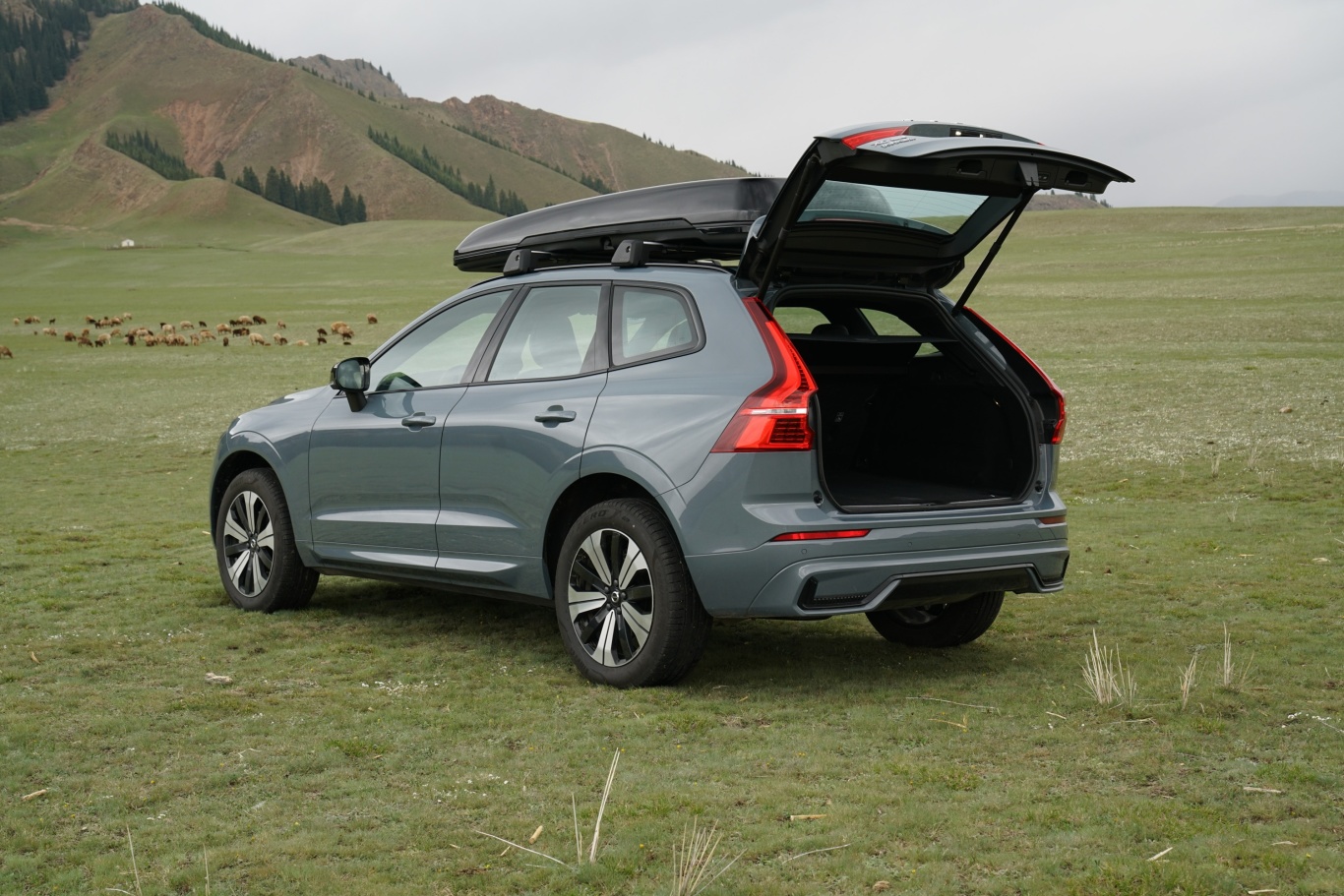 【沃尔沃XC60B5 四驱峡湾版后备厢开启45度侧拍图片-汽车图片大全】-易车