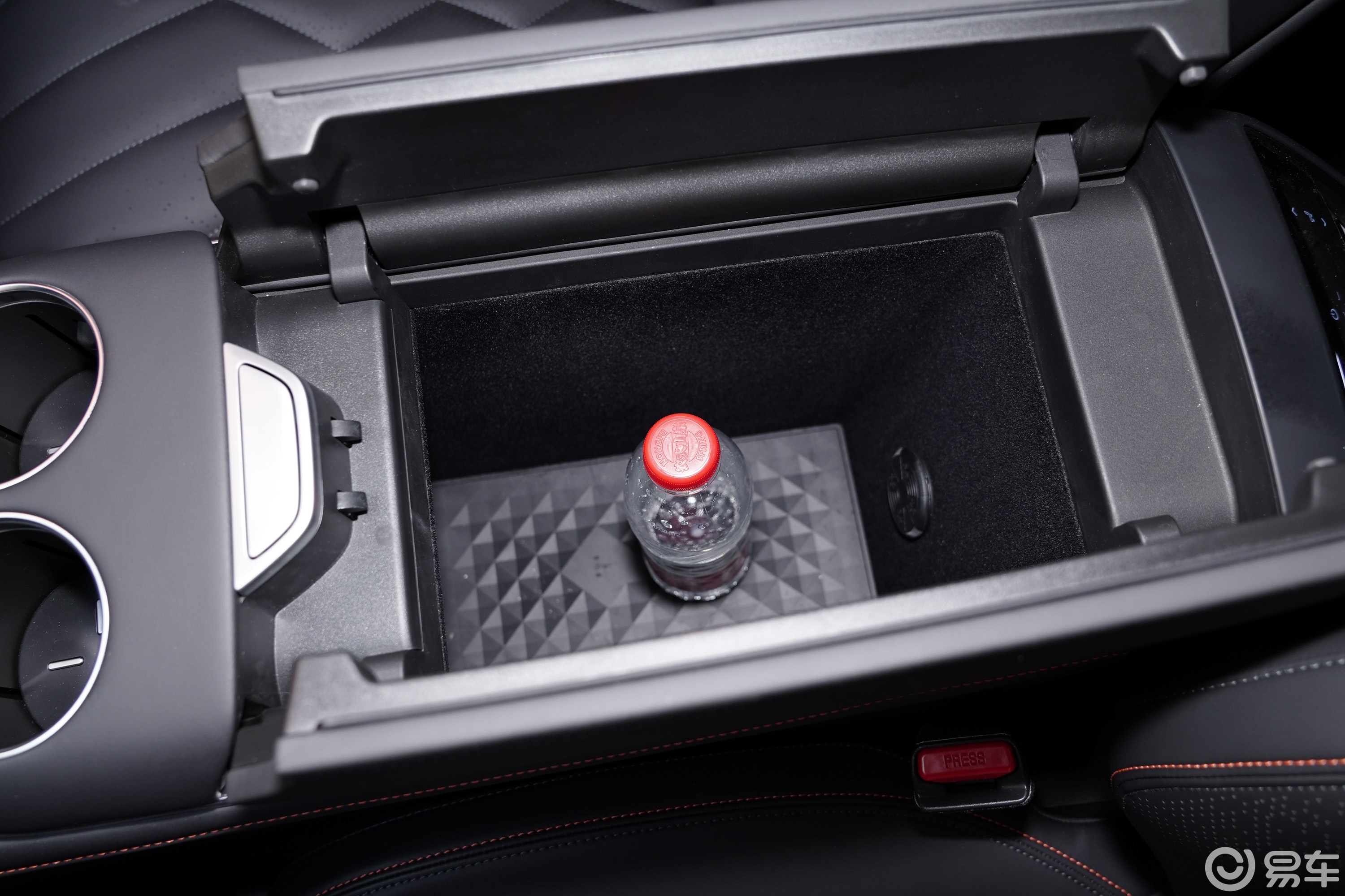 【深蓝S7纯电版 620km 620Max前排扶手箱储物格图片-汽车图片大全】-易车