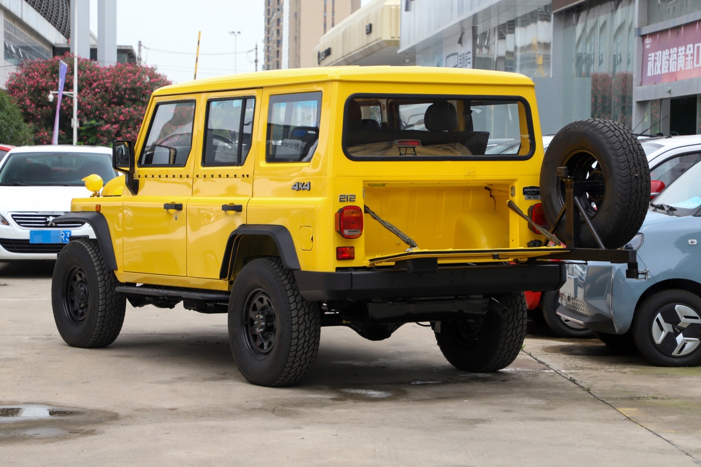 【212经典2.4T 狙击手轻装版后备厢开启45度侧拍图片-汽车图片大全】-易车