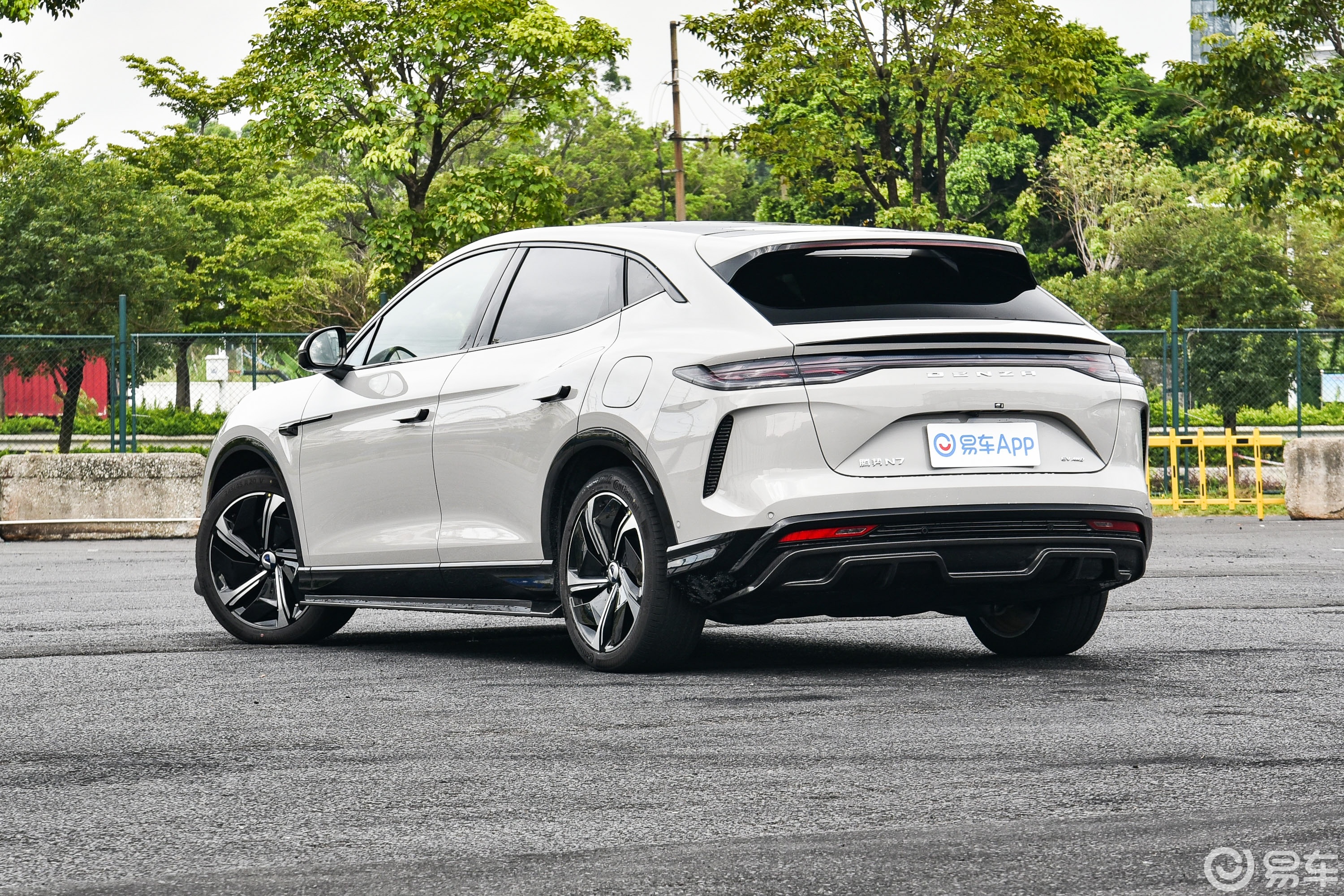 【腾势N7630km 四驱长续航性能Max版侧后45度车头向左水平图片-汽车图片大全】-易车