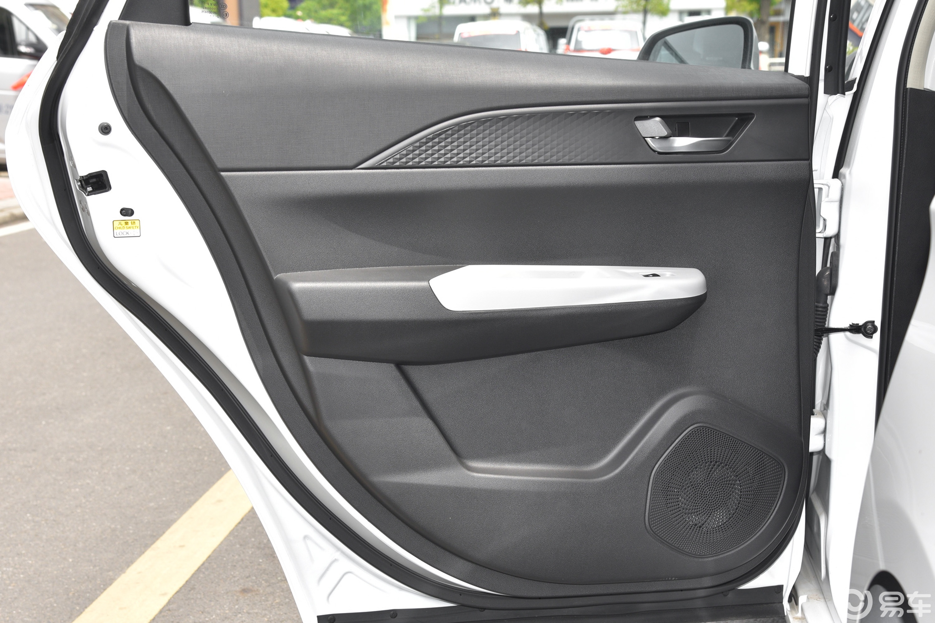 【风神E70Pro 401km 智行版 磷酸铁锂 50.23kWh后排功能图片-汽车图片大全】-易车