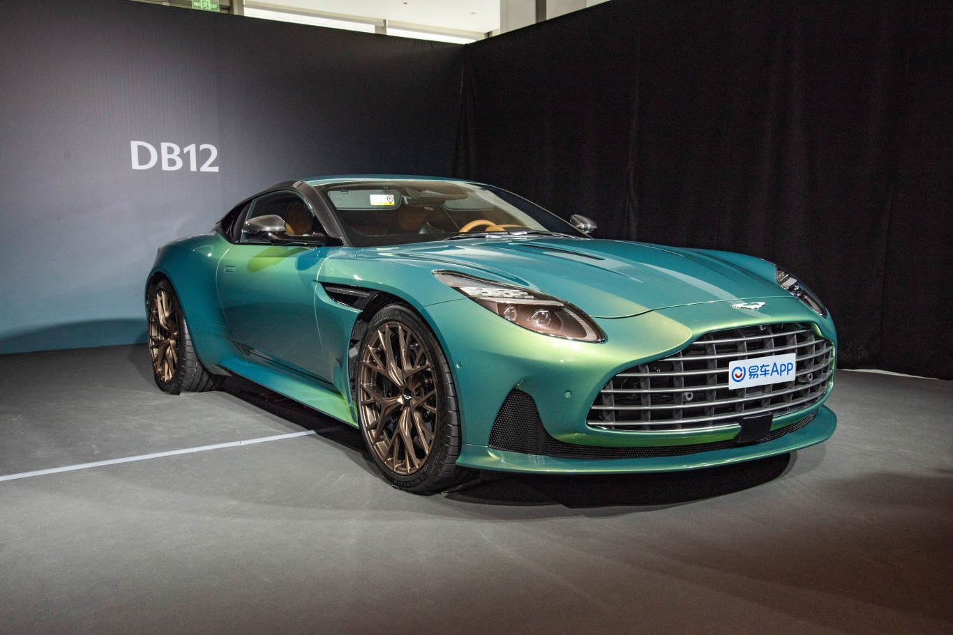 【阿斯顿·马丁DB124.0T V8侧前45度车头向右水平图片-汽车图片大全】-易车