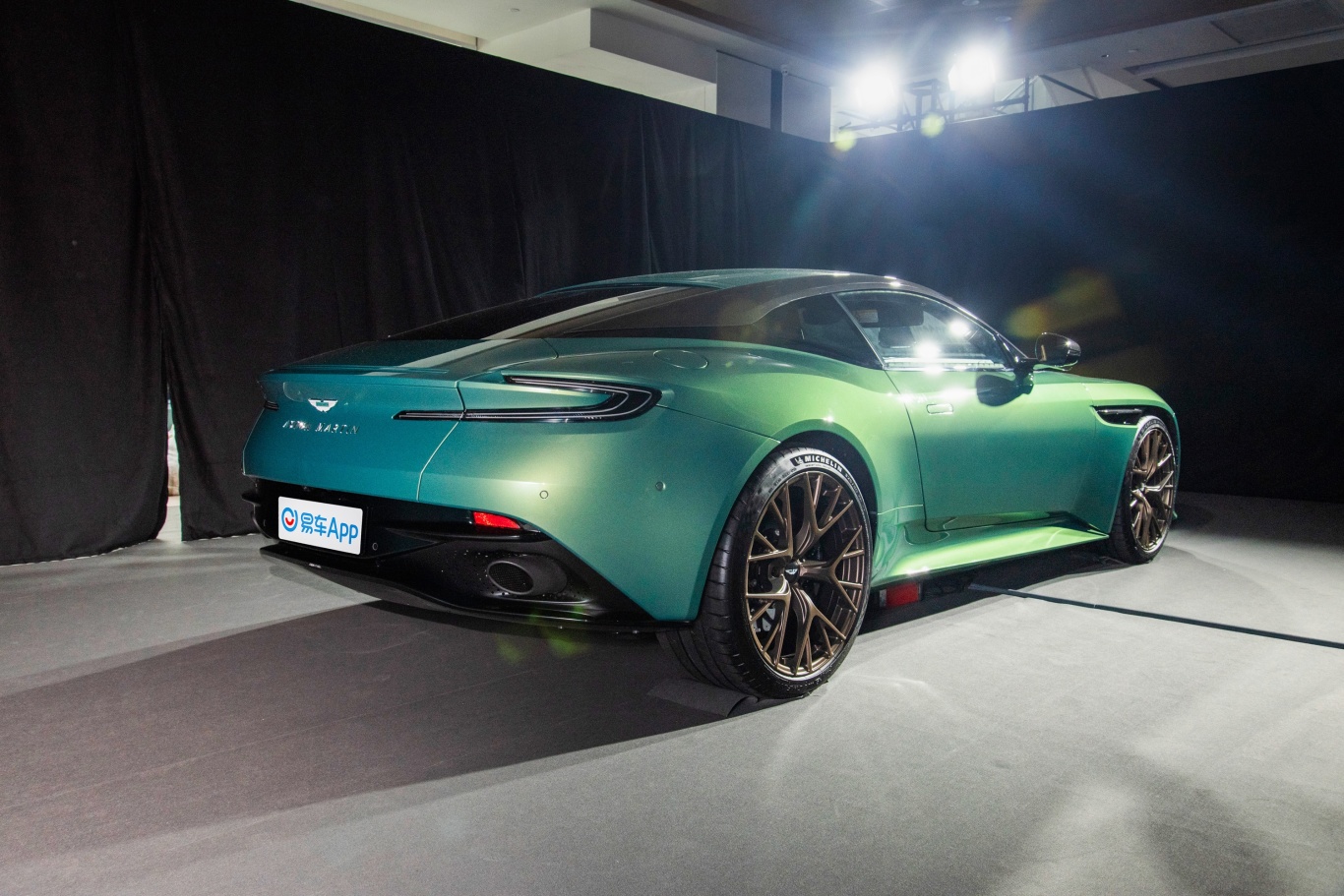 【阿斯顿·马丁DB124.0T V8侧后45度车头向右水平图片-汽车图片大全】-易车