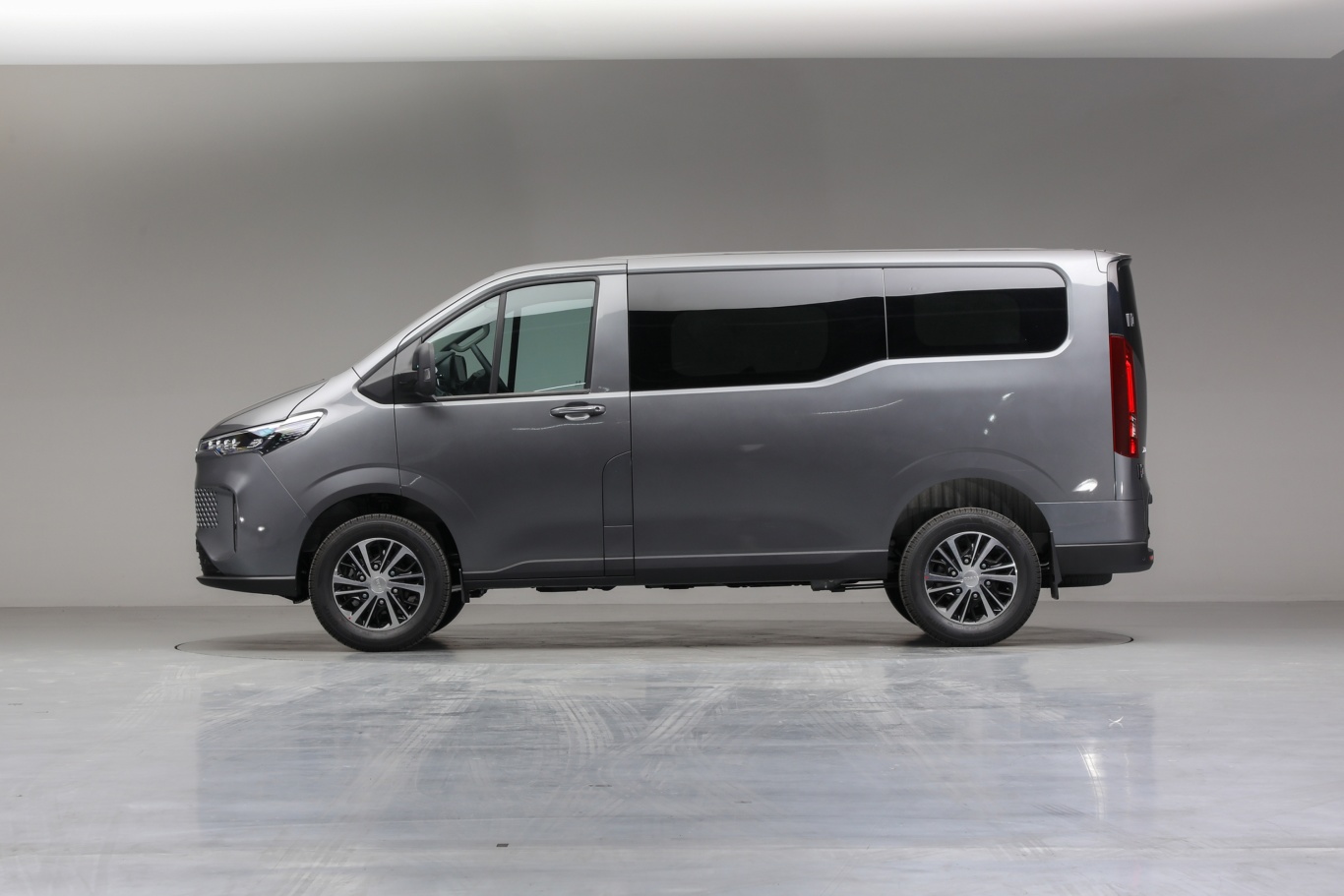 【依维柯聚星2.0T 手动短轴低顶单胎客货车 93kW 5-9座正侧车头向左水平图片-汽车图片大全】-易车