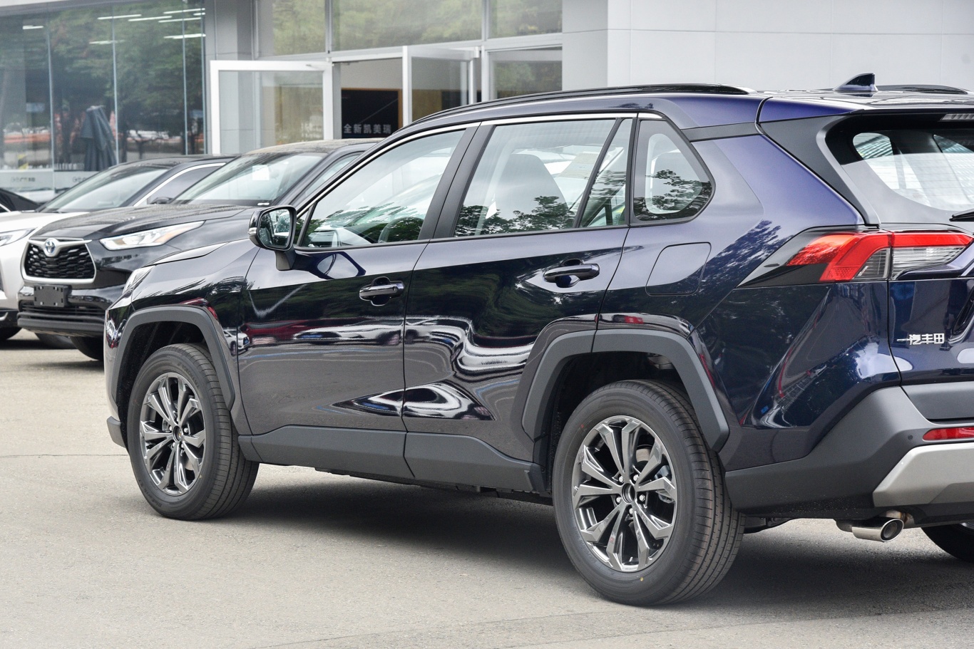 【RAV4荣放2.0L 两驱风尚PLUS版外观细节图片-汽车图片大全】-易车