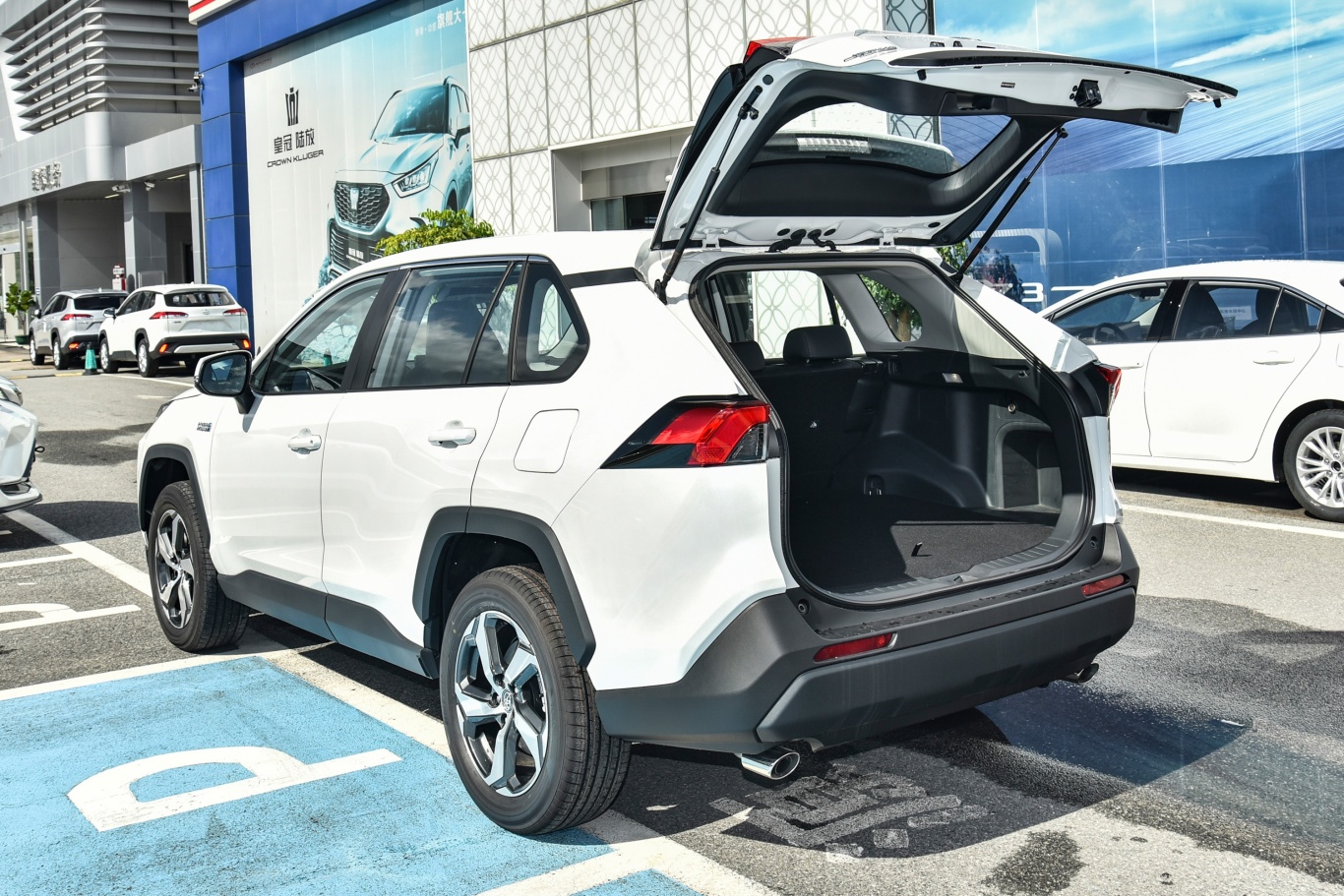 【RAV4荣放 双擎E+2.5L 两驱精英Pro版后备厢开启45度侧拍图片-汽车图片大全】-易车