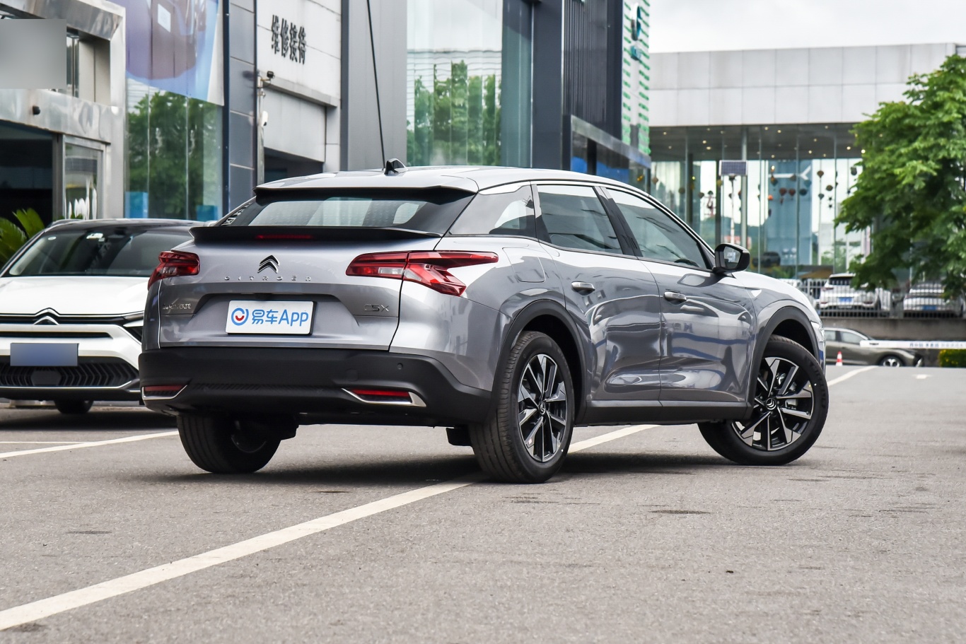 【凡尔赛C5 X1.6T 领不凡侧后45度车头向右水平图片-汽车图片大全】-易车